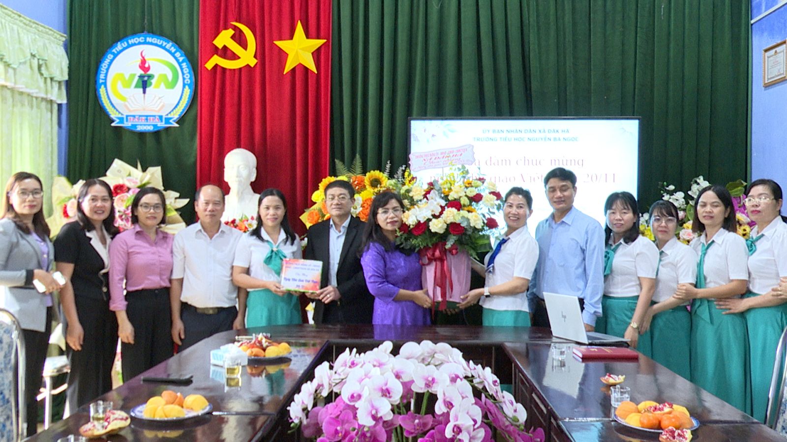 THƯỜNG TRỰC ĐẢNG ỦY, HĐND – UBND – UBMTTQ VIỆT NAM XÃ THĂM, CHÚC MỪNG NGÀY NHÀ GIÁO VIỆT NAM